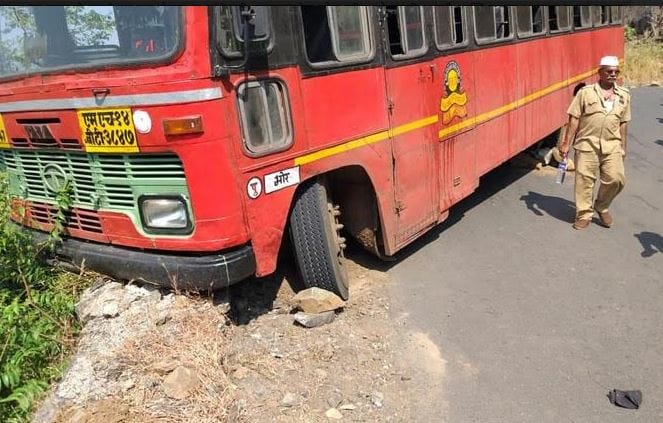 करकचून ब्रेक दाबल्याने बस दरीत कोसळताना बचावली - Marathi News | Mahad ...