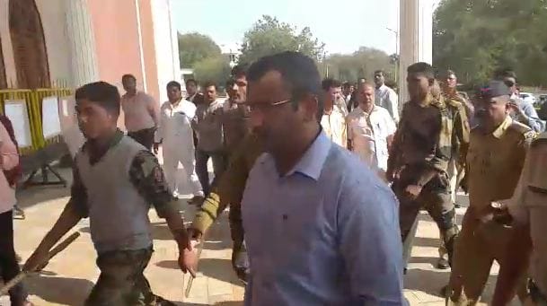 नगरमधील शिवसैनिकांची हत्या : माजी महापौर संदीप कोतकर कोर्टात हात जोडून ढसाढसा रडला! - Marathi ...