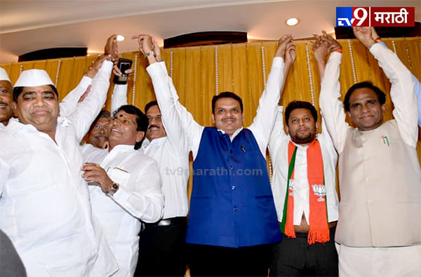 भाजपने फोडलेले चार पिता-पुत्र! - Marathi News | Bjp has given entry to ...