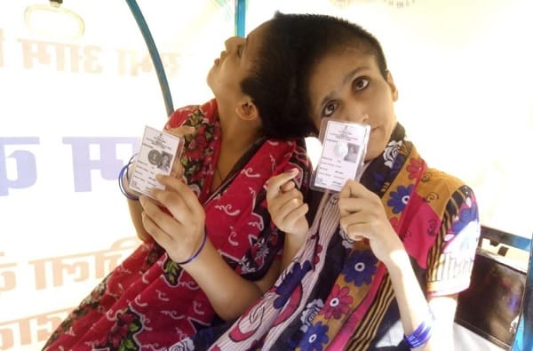 आधी एक, आता दोन मतं, जन्मत: डोक्याने जोडलेल्या बहिणींनी हक्क बजावला ...