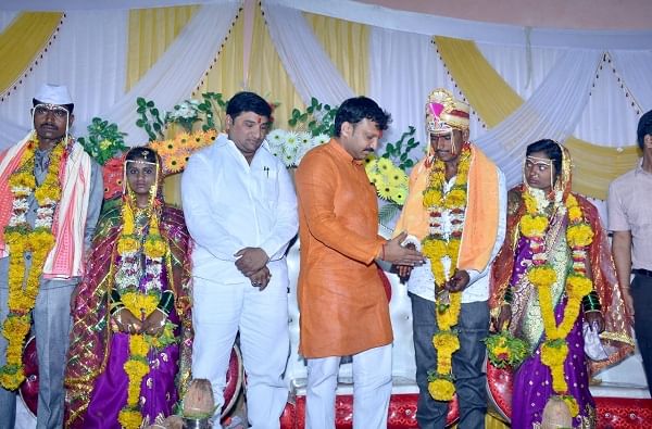 गरीब शेतकऱ्यांना मदतीचा हात, खासदारांच्या उपस्थितीत चारा छावणीवरच लग्न ...