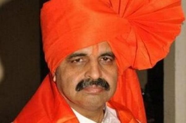 मारुती मंदिरात मिलिंद एकबोटेंना मारहाण - Marathi News | Milind ekbote ...