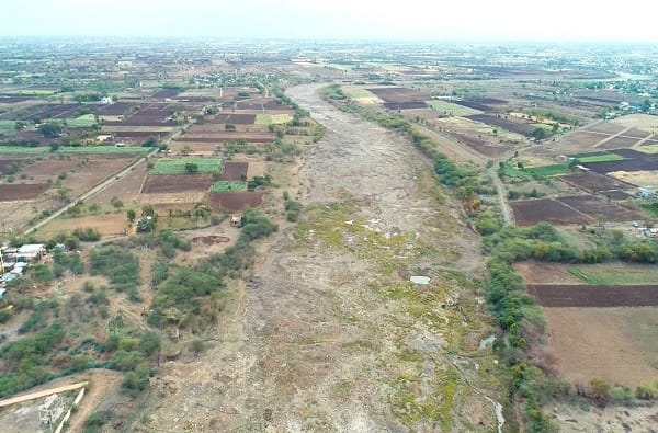 नीरा नदीचं पात्र अजूनही कोरडं, तुकोबारायांच्या पादुकांना टँकरने स्नान ...