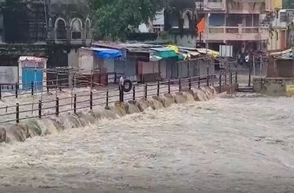 नाशिकमध्ये गोदावरीला पूर, दुतोंड्या मारुतीच्या डोक्यापर्यंत पाणी - Marathi News | Heavy to very ...