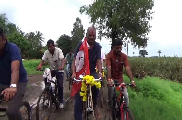 मतदारसंघात सायकलवर फिरणारे आमदार! - Marathi News | Shirol mla ulhas ...