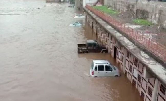 Nashik Rain | पहिल्याच पावसात गोदावरीने धोक्याची पातळी ओलांडली, नदी पात्रात वाहनं अडकली ...