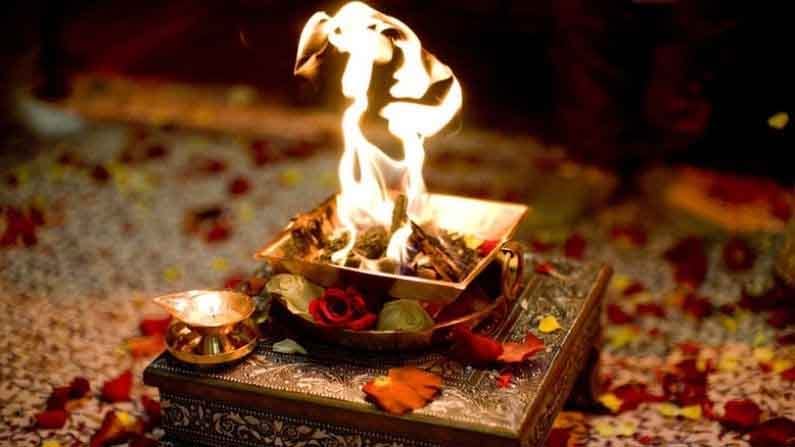 घरातील नकारात्मकता दूर करण्यात किती फायदेशीर ठरतो यज्ञ? जाणून घ्या ...