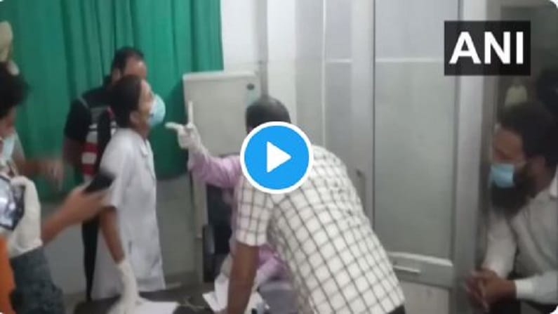 VIDEO : नर्सची सटकली, डॉक्टरला कानशिलात लगावली, मग डॉक्टरनेही ...