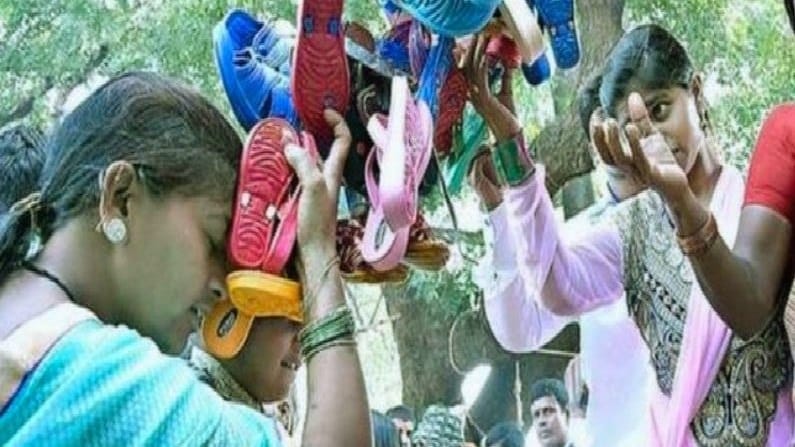 एक मंदिर असं जिथे चपलांची माळ अर्पण करुन नवस मागतात, जाणून घ्या या ...