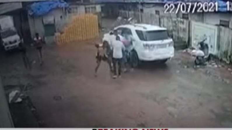 VIDEO | विरारमध्ये पाच ते सहा जणांच्या टोळक्याची दूध विक्रेत्याला बेदम ...