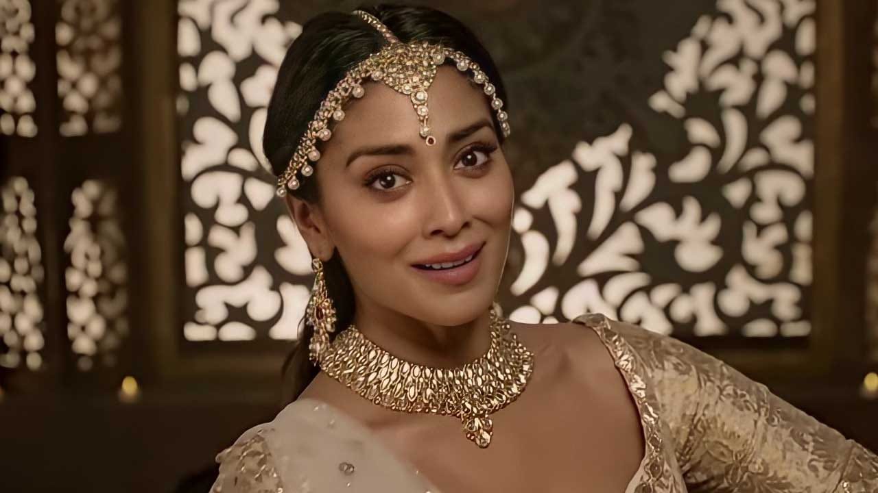 Happy Birthday Shriya Saran | रजनीकांतची रील लाईफ पत्नी म्हणून चर्चेत ...