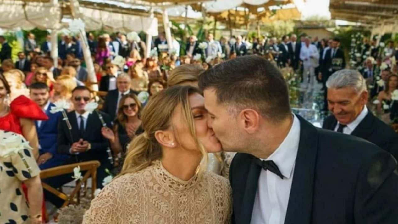 PHOTO : टेनिस स्टार अडकली लग्न बंधनात, 12 वर्षांनी मोठ्या प्रियकरासोबत रचला विवाह - Marathi News ...