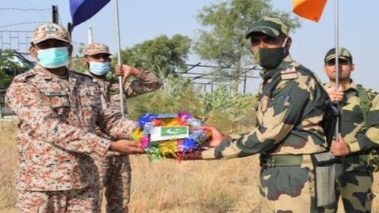 Diwali 2021: भारत-पाकिस्तान सीमेवर दिवाळी साजरी, जवानांनी एकमेकांना ...