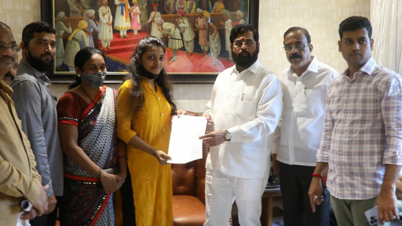 शिवसेनेने शब्द पाळला; रेल्वे अपघातात पाय गमावणाऱ्या रुणाली मोरेला दिले ...