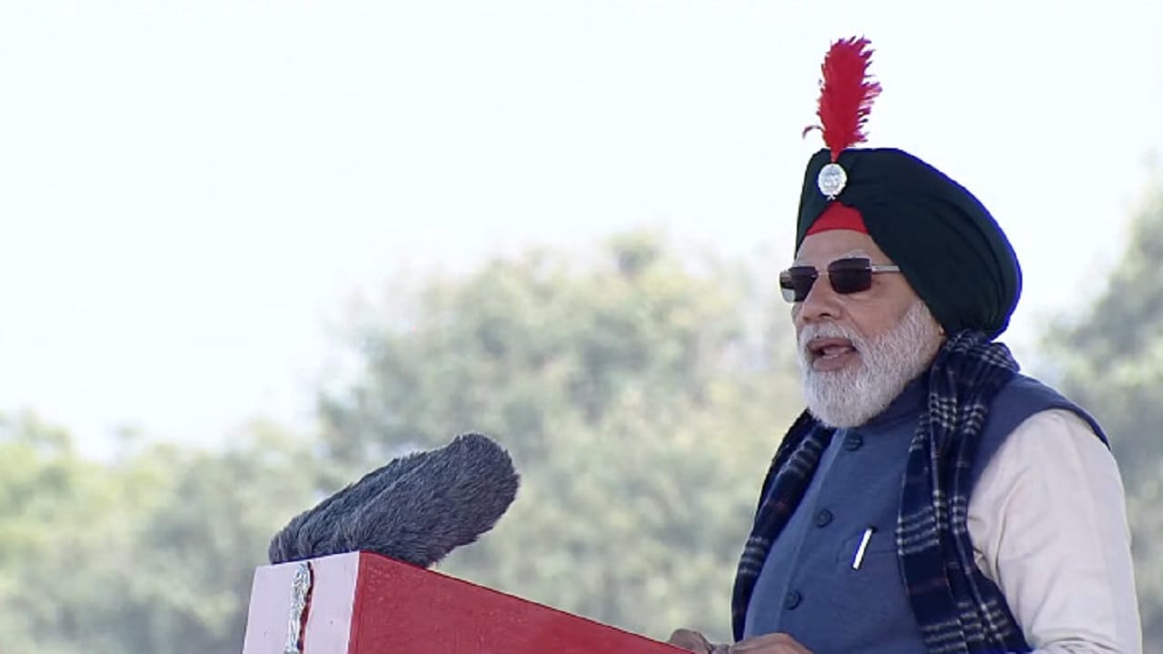 शीख पगडी परिधान केलेल्या पंतप्रधान मोदींना (Pm modi In pagdi) एनसीसी ...