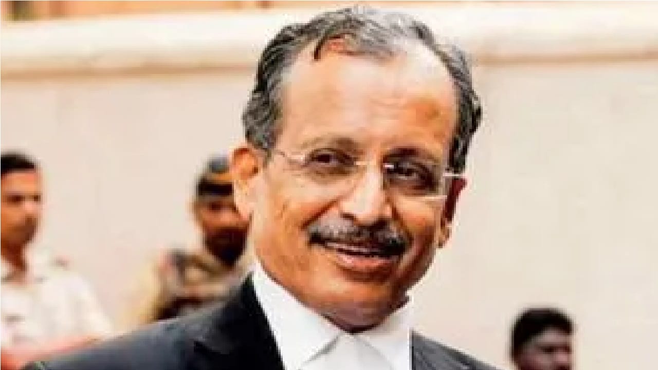 आईच्या निधनानंतर वकिलाचं मुंडन, भाजपची शेरेबाजी; कोर्टाच्या परिसरातच ...