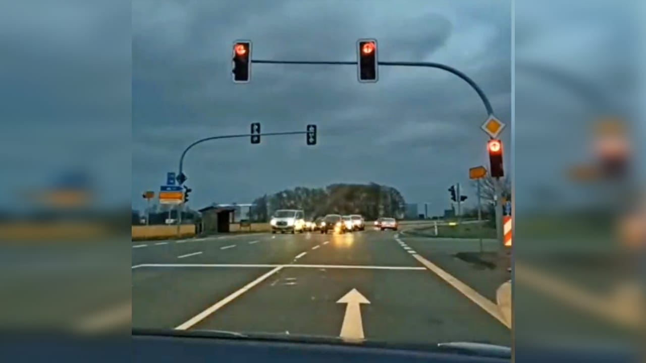 Dancing traffic lights स्वत:च सांगत आहेत 'आता पुढे जायचं नाही!' Funny ...