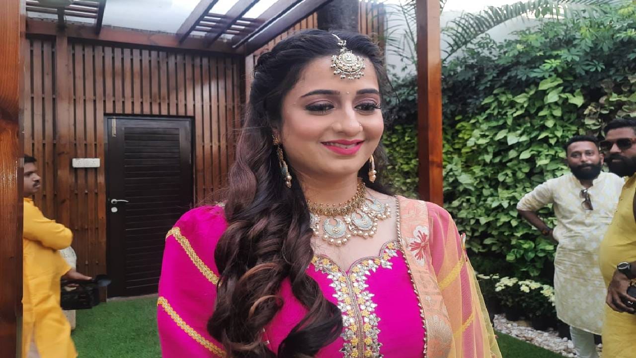 गिरीश महाजन यांच्या कन्येच्या लग्नासाठी मंडप सजला, श्रेयाच्या हळदीचे ...