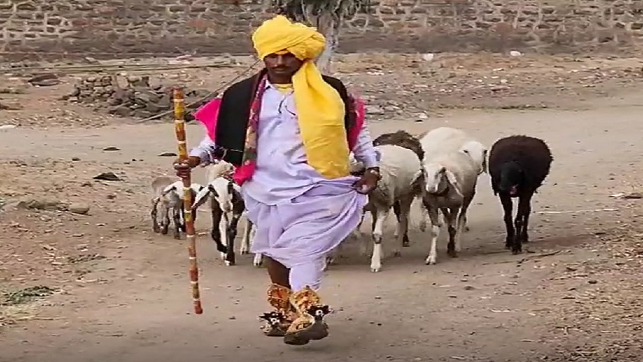 नादखुळा ! डोळ्यावर गॉगल, पायात 8 किलोची नागीण चप्पल, हौसेला मोल नाय आणि ...