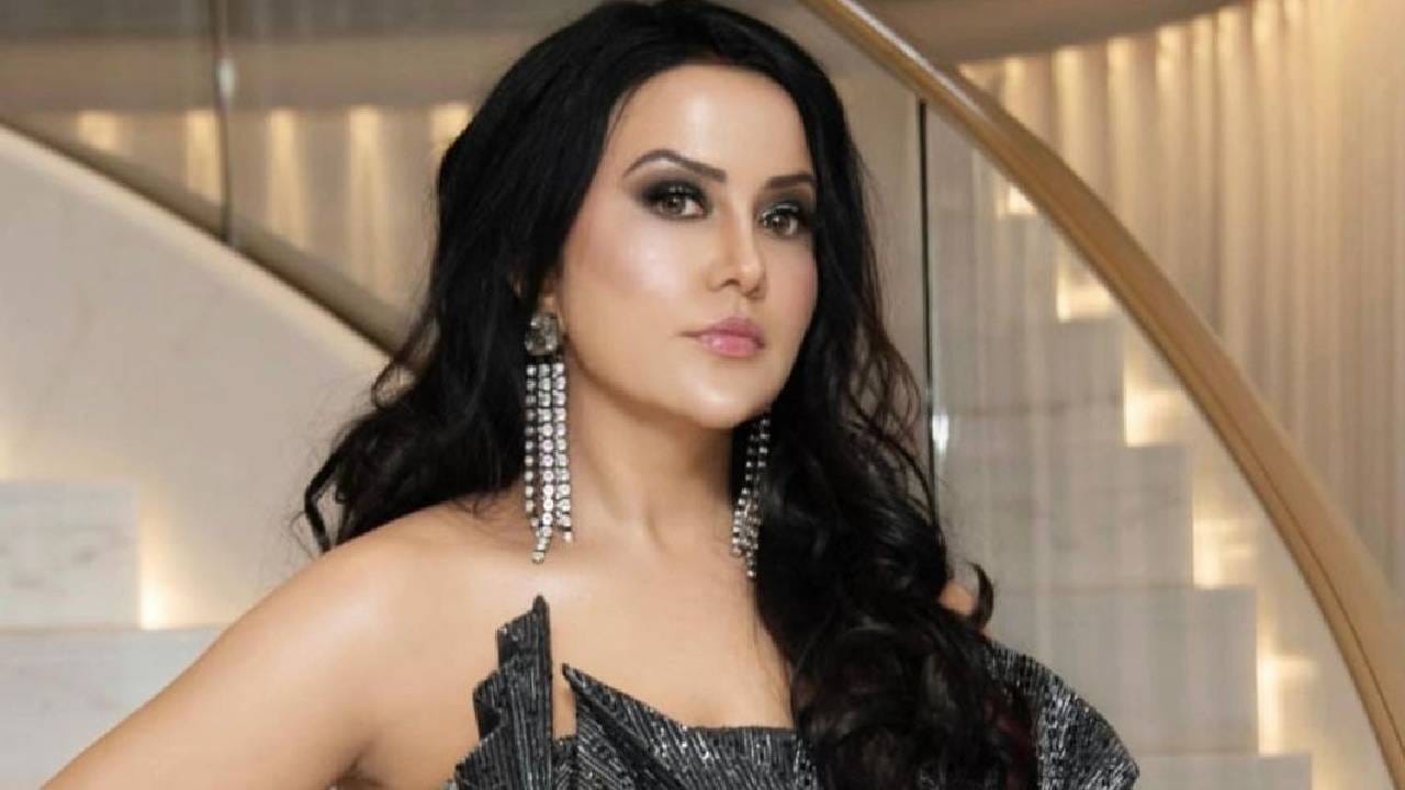Amruta Fadnavis: अमृता फडणवीसच्या कान्स चित्रपट सोहळ्यातील लूकची सोशल ...