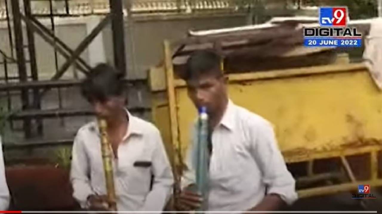 Amsha Padvi: अमशा पाडावीच्या समर्थानासाठी आदिवासी बांधव मुंबईत ...