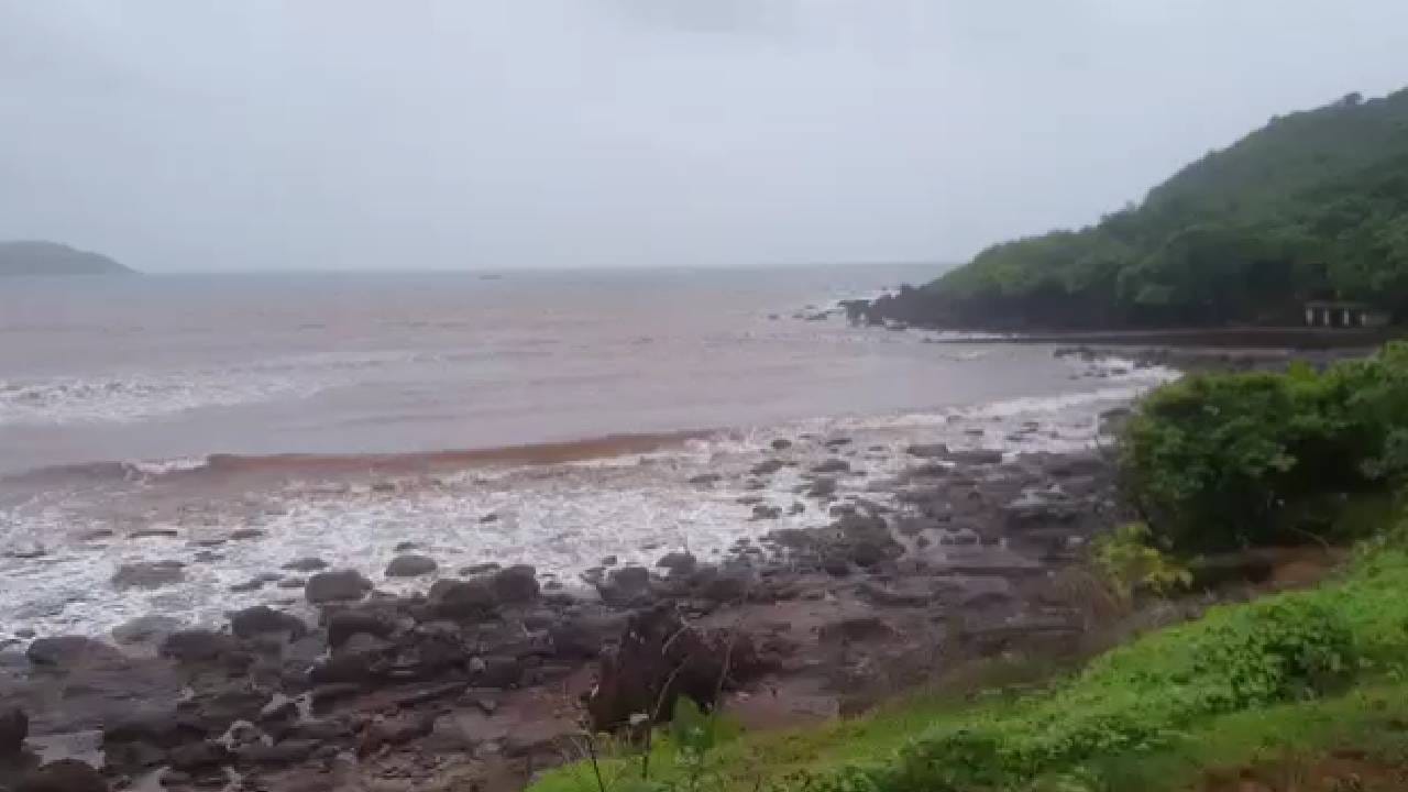 Guhagar | जयगड समुद्रात पलटी झालेले सिंगापूरचे तेलवाहू बार्ज पालशेत ...