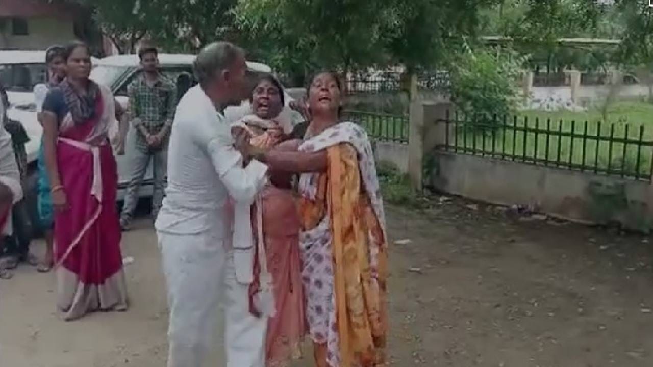 Yavatmal Beating : यवतमाळमध्ये विधवा लेकीला बापाकडून मारहाण; जमिनीच्या ...