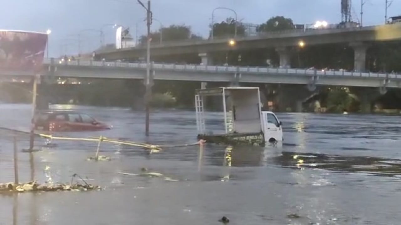Maharashtra Rain : पुण्यात पावसाचा धुमाकूळ! धरणं ओव्हर फ्लो, भिडे बाबा ...