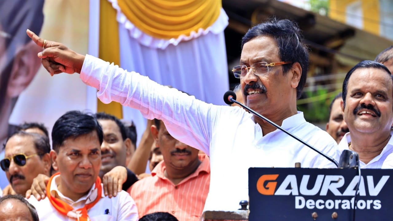 Vinayak Raut : बाळासाहेब अन् दिघेंचा फोटो कोपऱ्यात टाकत गद्दारानं मोदी ...