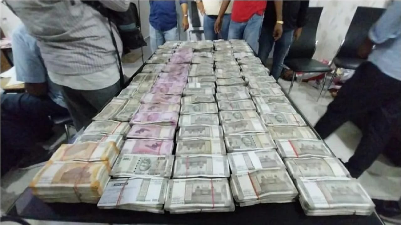 Bihar : सरकारी इंजिनिअरच्या घरी सापडले पाच करोड, चक्रावलेल्या ...