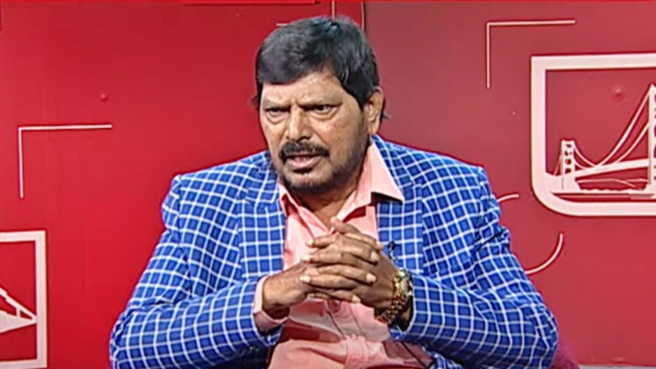 खोक्यांवरुन रामदास आठवलेंनी इतकी भारी कविता केलेय की रवी राणा आणि बच्चू ...