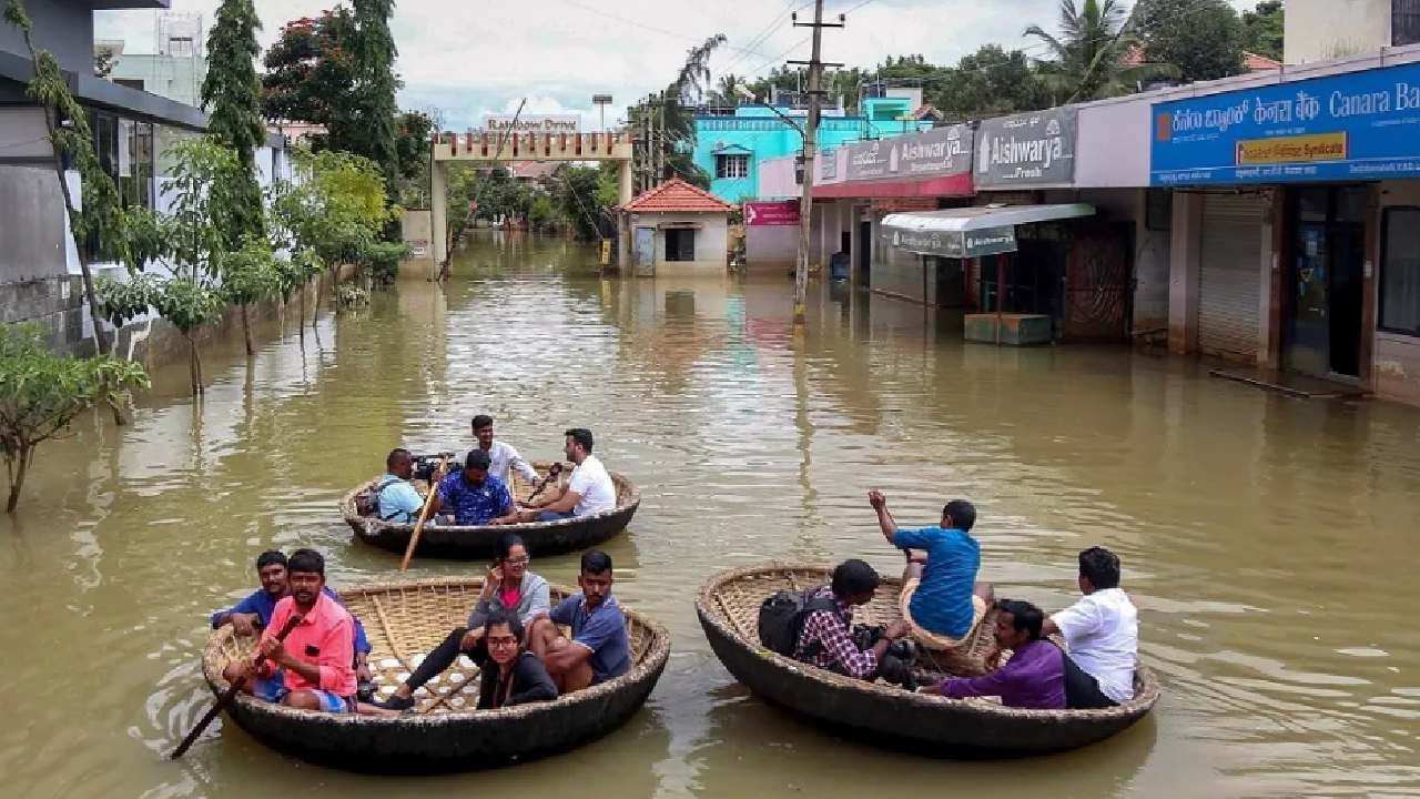 जायचं तरी कुठं घरात पाणी शहरात पाणी पण घशाला कोरड हॉटेलात एका