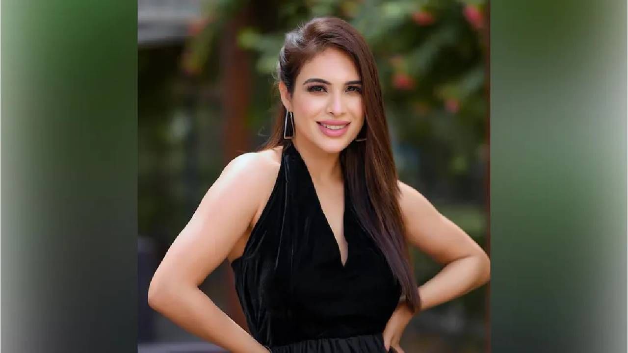 Neha Malik | नेहा मलिकने पुन्हा वाढवला इंटरनेटचा पारा, पाहा ब्लॅक ...