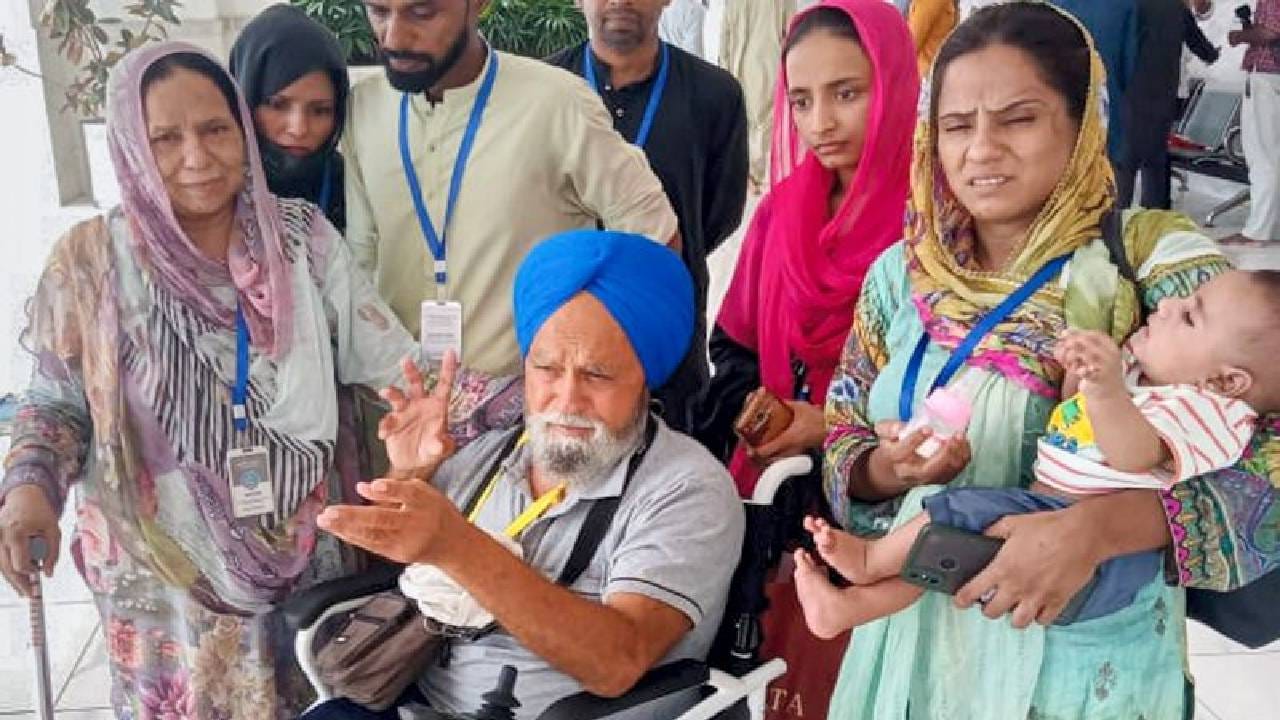 75 वर्षांनंतर असाही योगागोग, फाळणीत विभक्त झालेला शीख भाऊ करतारपूरमध्ये ...