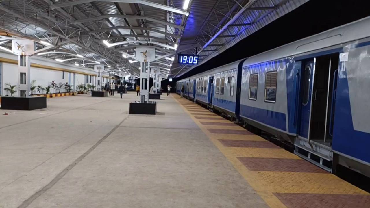 Ahmednagar-Ashti Railway : नगर-आष्टी रेल्वेला आजपासून सुरुवात! काय आहे ...