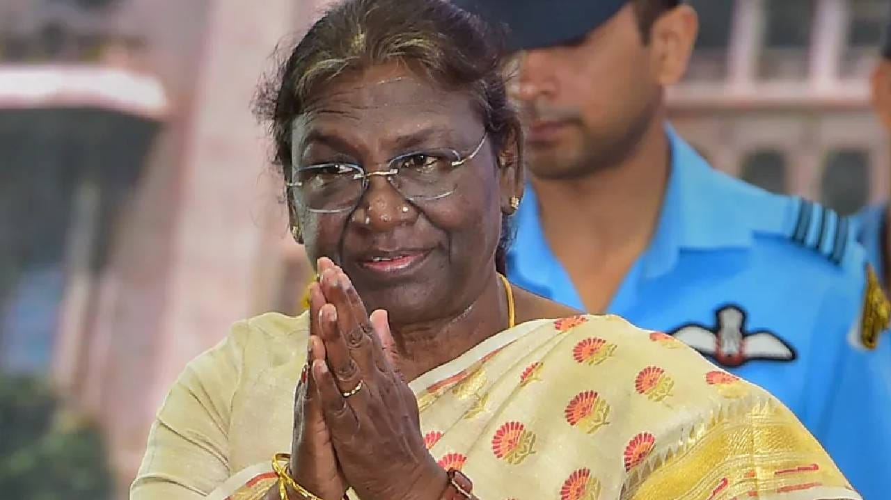 नेत्यांची 'चमचेगिरी' काँग्रेसला पडणार भारी; थेट महिला आयोगानेच दिली ...