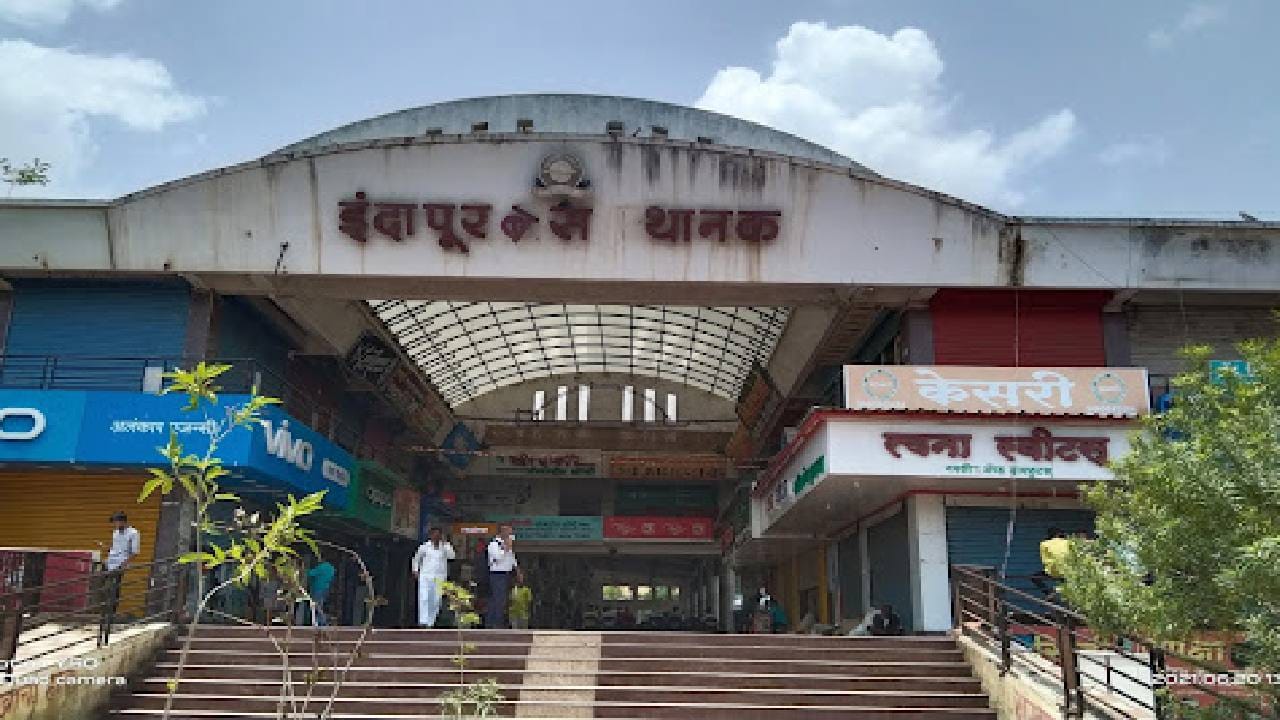 गर्दीचा फायदा घेत महिलेचे गंठण खेचले, घटना सीसीटीव्हीत कैद - Marathi ...