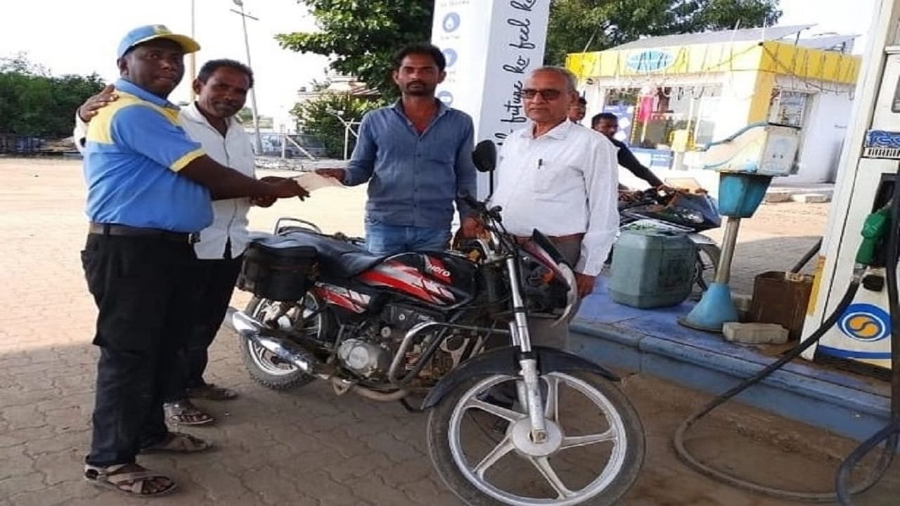 ऑनलाइन पेमेंट करतांना आकडा चुकला...पण पैसे परत मिळाल्याने शेतकऱ्याचे ...