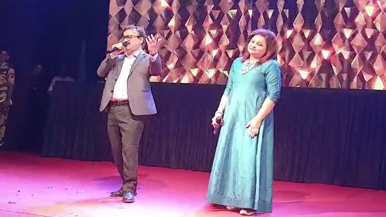 जेव्हा आयएएस अधिकारी गायन करतात, मनपाला चाळीस वर्षे पूर्ण आयुक्त ...