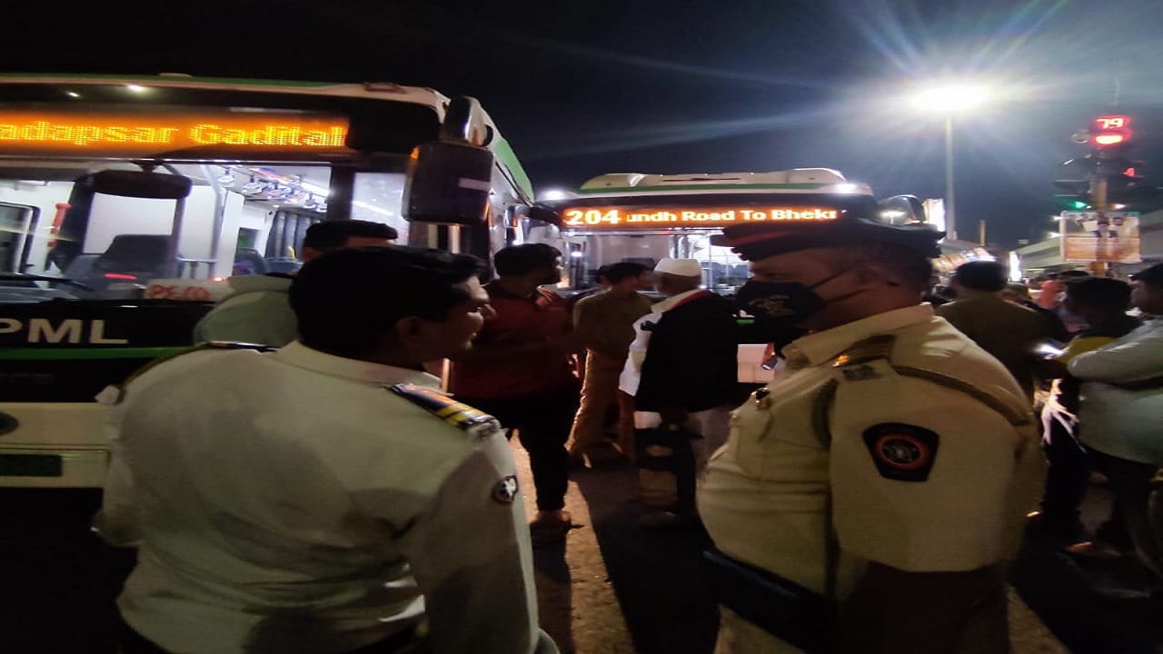 पुण्यात दोन बसची टक्कर, एकमेकांना घासल्या गेल्या, काचा फुटल्या आणि ...