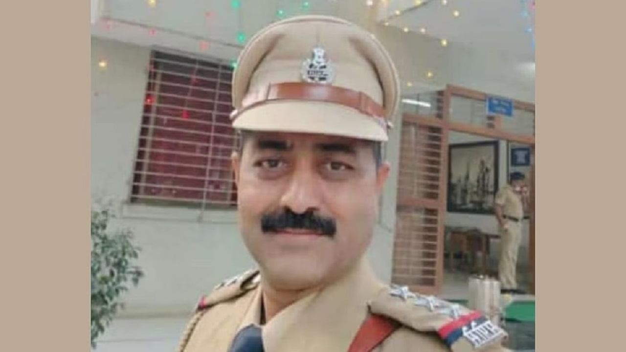 खोलीत सापडलेल्या चिठ्ठीने पोलिस निरीक्षक कदमांच्या आत्महत्त्येचं गूढ ... खोलीत सापडलेल्या चिठ्ठीने पोलिस निरीक्षक कदमांच्या आत्महत्त्येचं गूढ ...