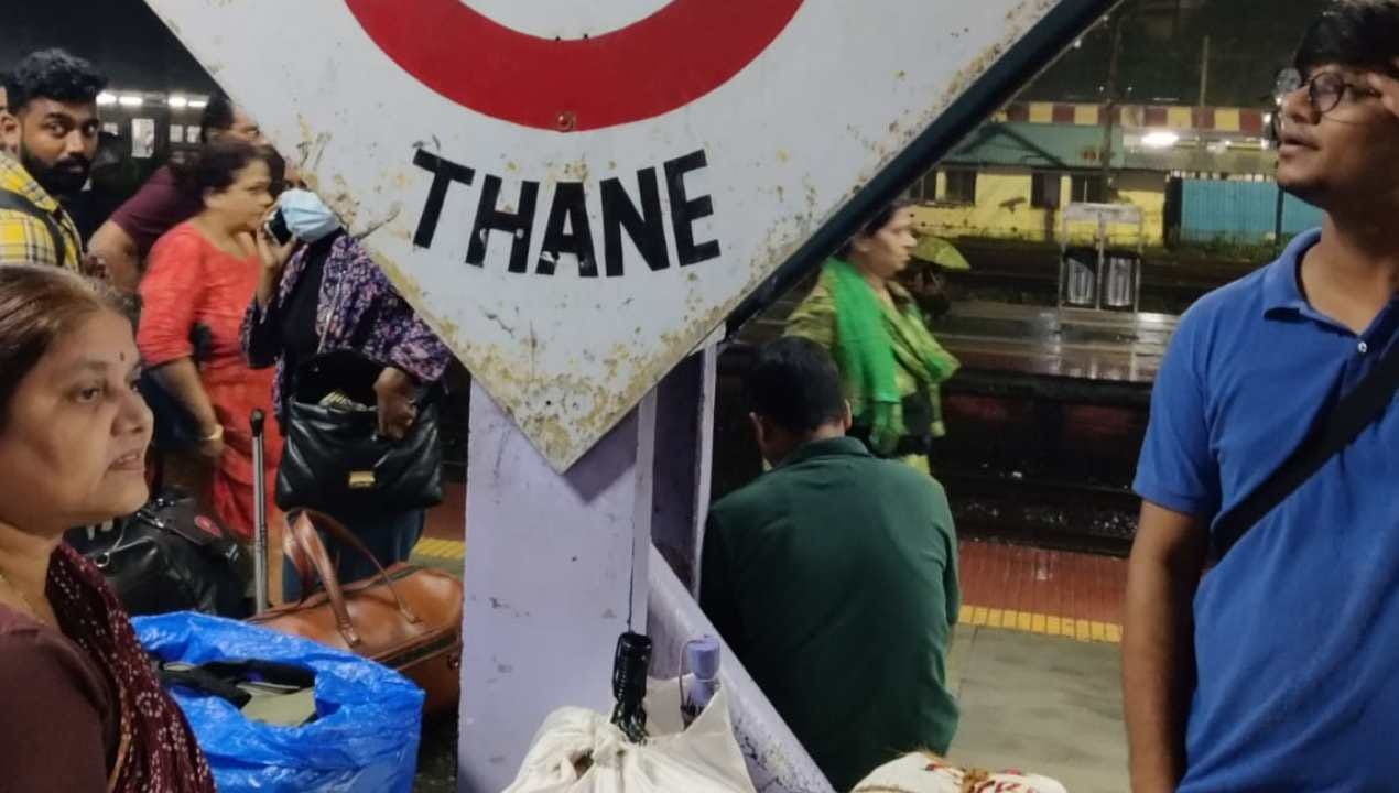 ठाण्यात चाकरमानी मानदुखीने बेजार ! - Marathi News | Because of platform ...