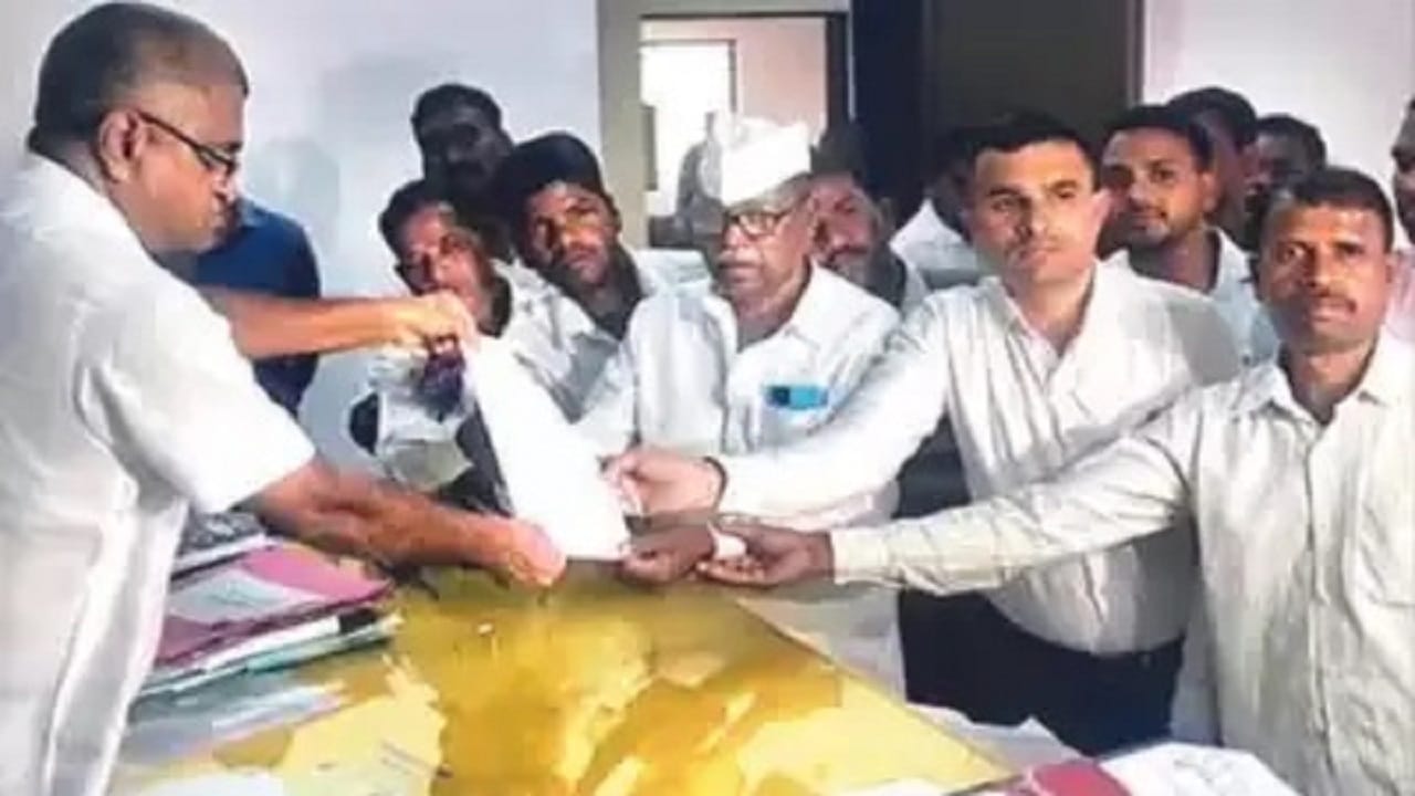 गुजरातमध्ये सामील होणाऱ्या गावकऱ्यांसोबत तातडीची बैठक; शासकीय ...