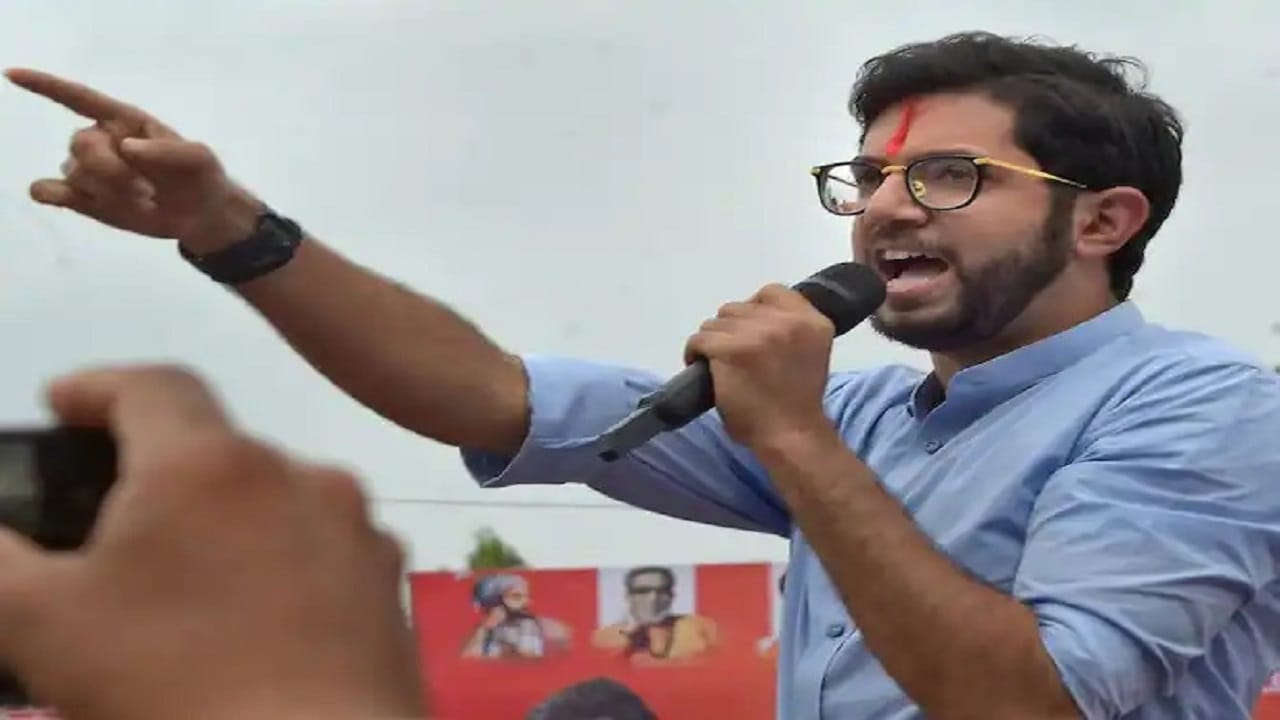 महामोर्चात चालत होते...चालता-चालता शिंदे गटाला डिवचलं, आदित्य ठाकरे ...