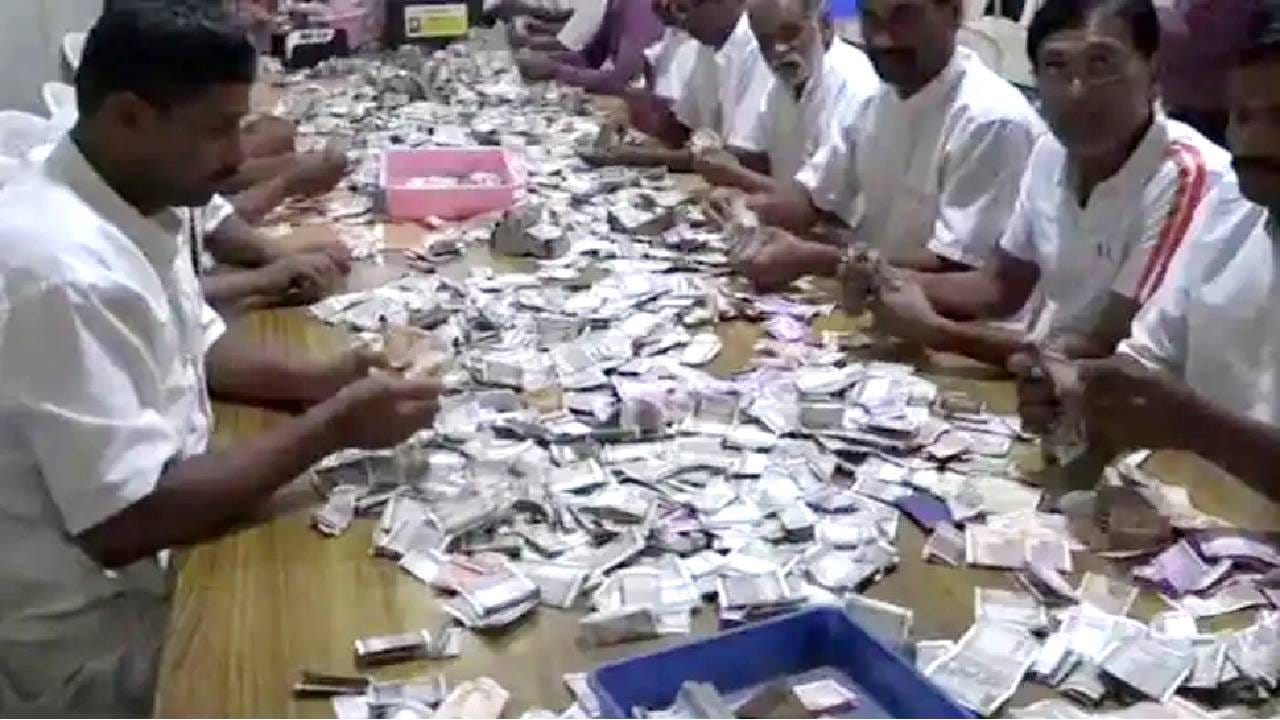 शिर्डीच्या साईबाबा चरणी भक्तांनी केले भरभरून दान, 2022 चा एकूण आकडा ...