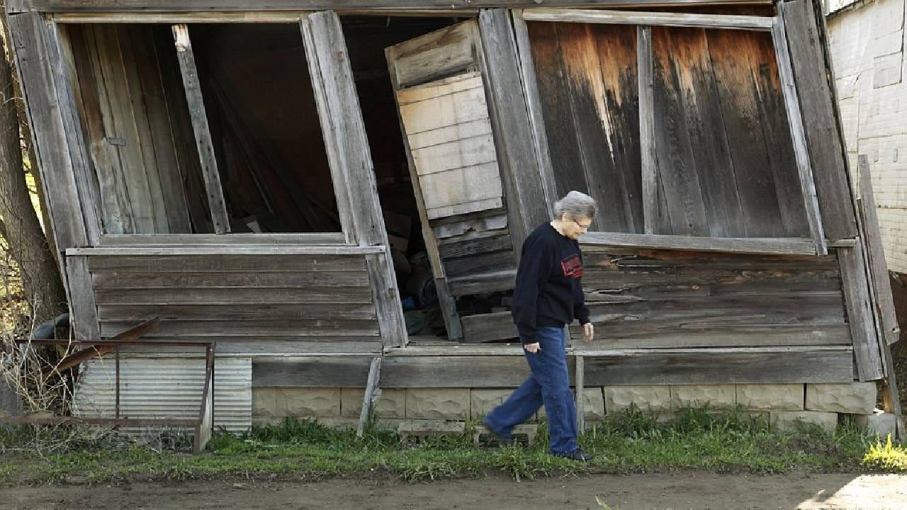 या गावात राहते फक्त 'एक महिला'! स्वतःच महापौर, स्वतःच ग्रंथपाल ...