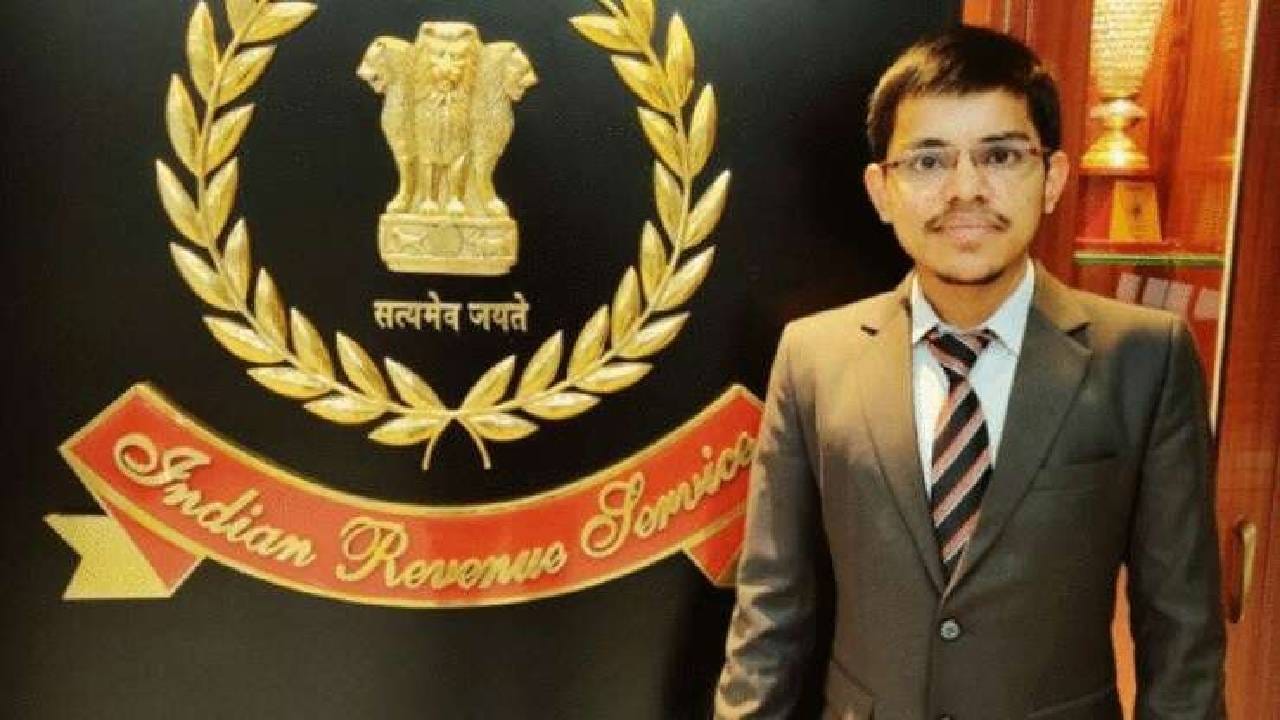 Success Story: मुलाच्या शिक्षणासाठी वडिलांनी जमीन विकली, मुलगा झाला IAS ...