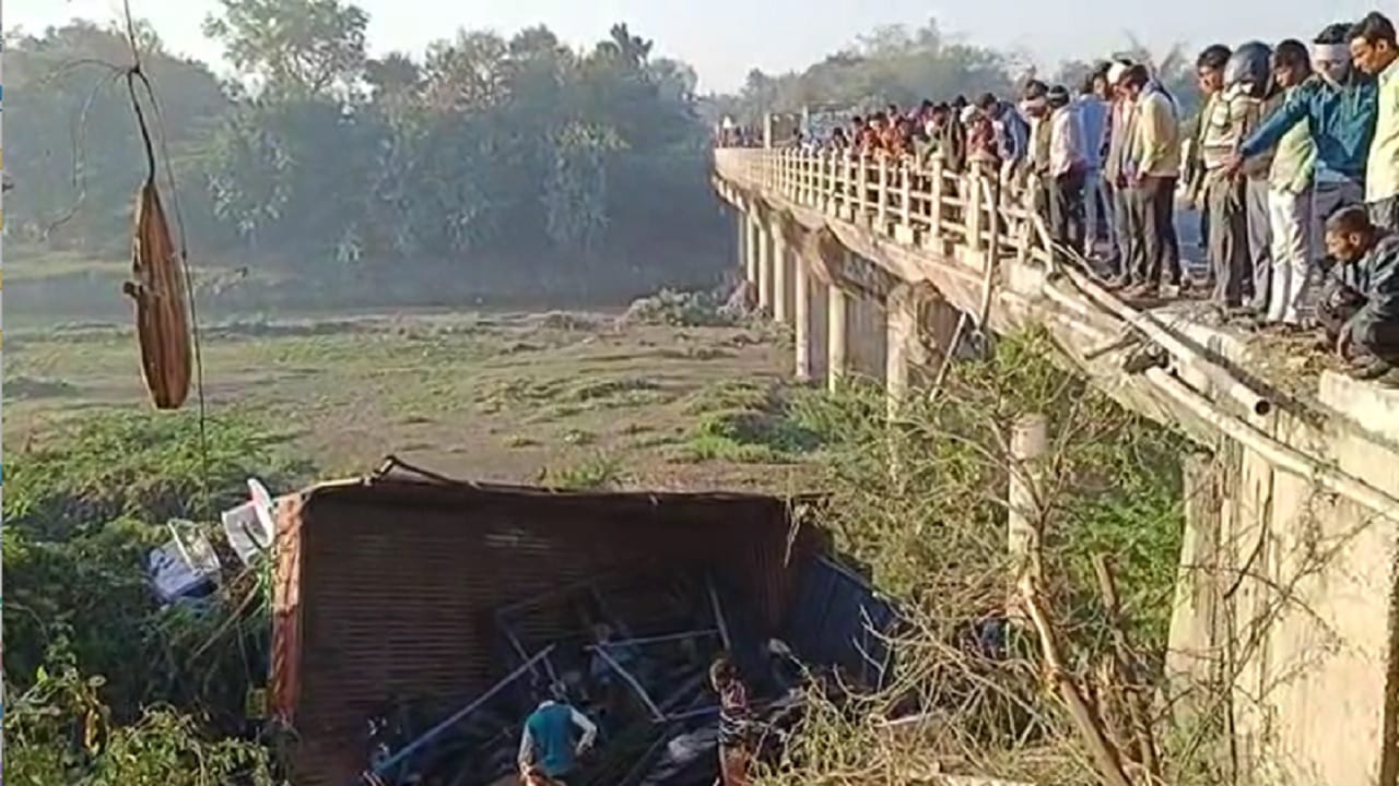 Amravati: जत्रेतली खेळणी घेऊन निघालेला ट्रक पलटी,रात्री अपघाताच्या ...