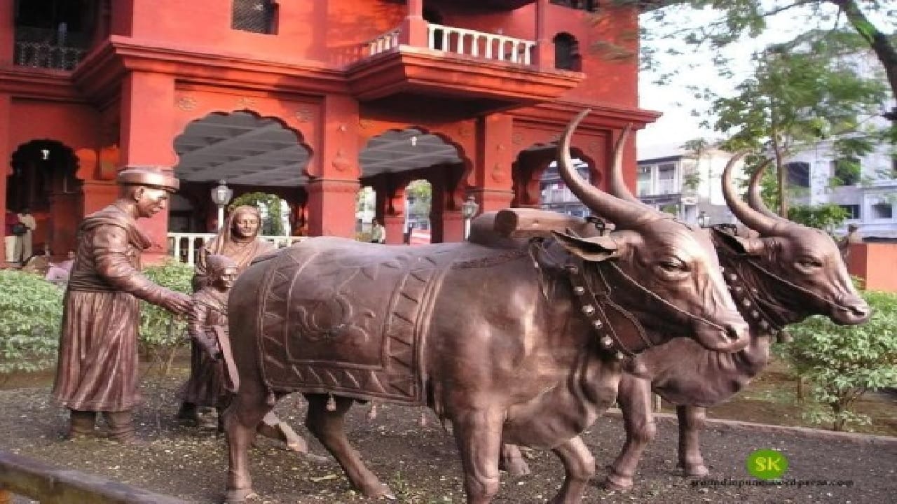 माँसाहेब जिजाऊंचे दर्शन घेण्यासाठी लाल महालात शिवप्रेमींची गर्दी ...