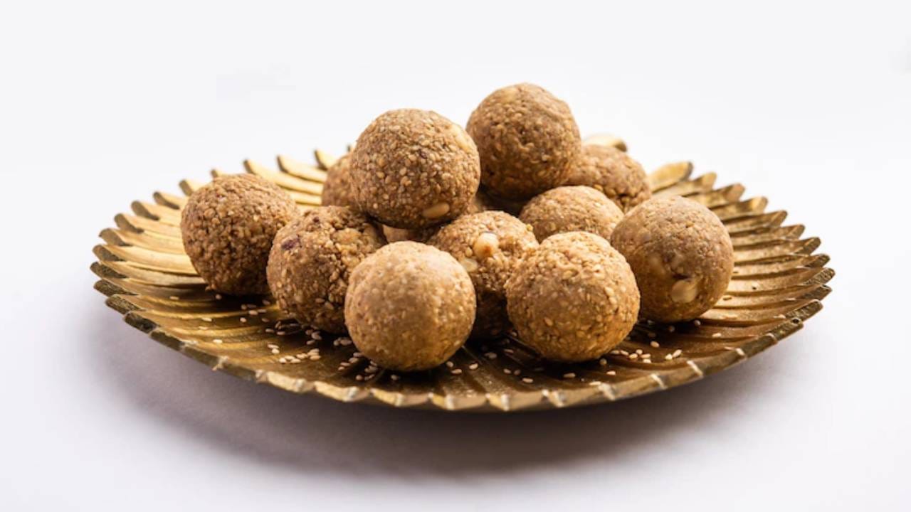 लो-कॅलरी, व्हिटॅमिनयुक्त असतात तिळाचे लाडू, खाल्याने हे 5 आजार होतील ...